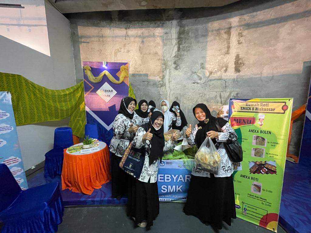 SMK 8 DISERBU DI HARI KEDUA GEBYAR SMK - SMK Negeri 8 Makassar